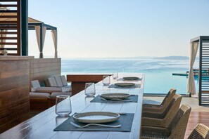 4 restaurantes, com serviço de almoço e jantar; culinária asiática