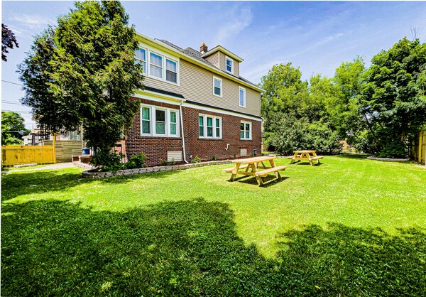 The Trotter Manor - With Private Yard & Parking, Near Falls & Casino By Niagara Hospital - Niagara Falls, NY