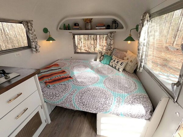 Lakefront Airstream - Farm Animals - Fish, Swim, Boat, Hike/bike 5+miles Trails - Lake Anna, VA