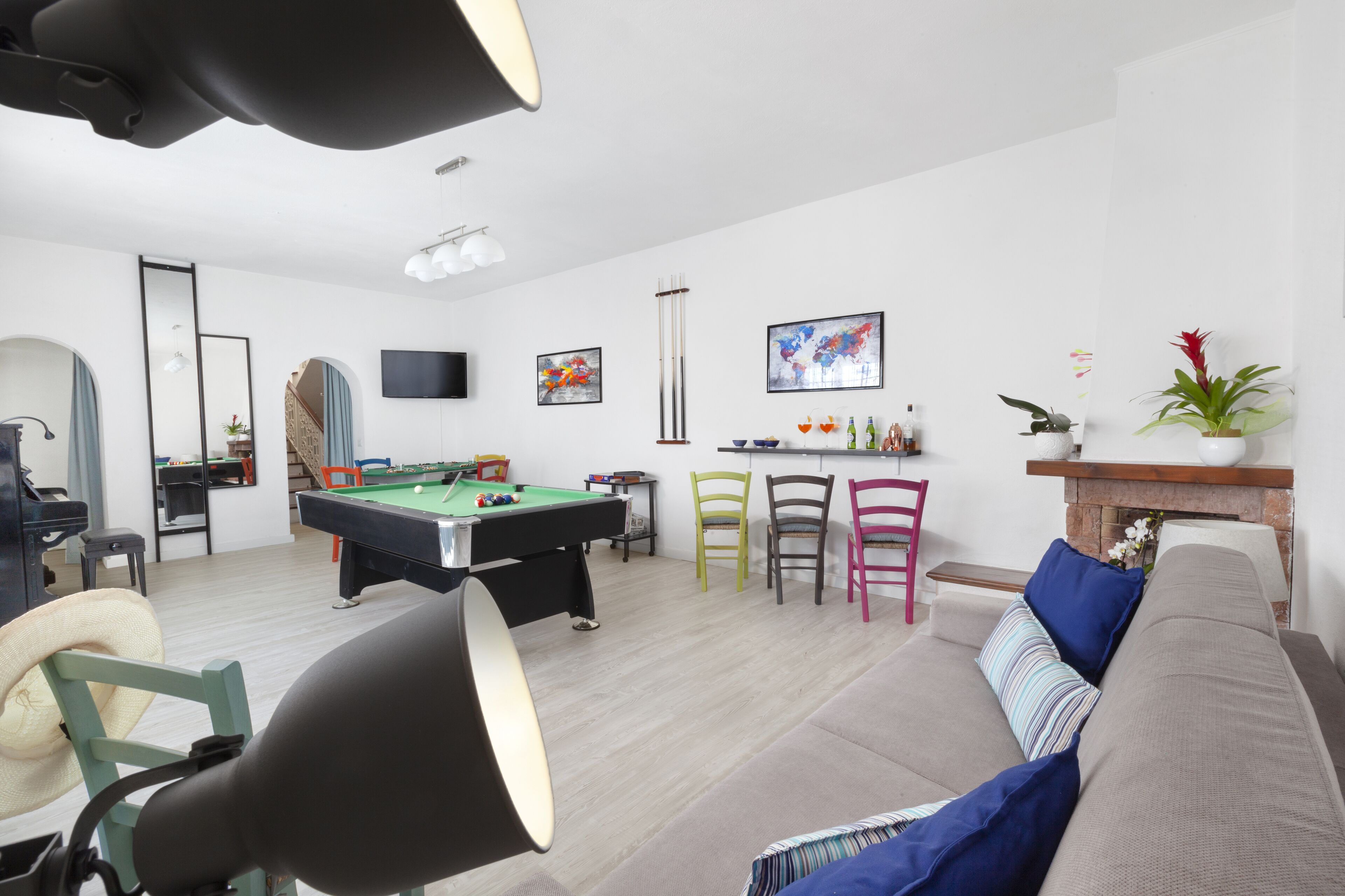 Villa, 4 quartos, fumadores, piscina privativa | Sala de estar | TV de ecrã plano, lareira 