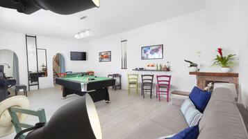 Villa, 4 quartos, fumadores, piscina privativa | Sala de estar | TV de ecrã plano, lareira