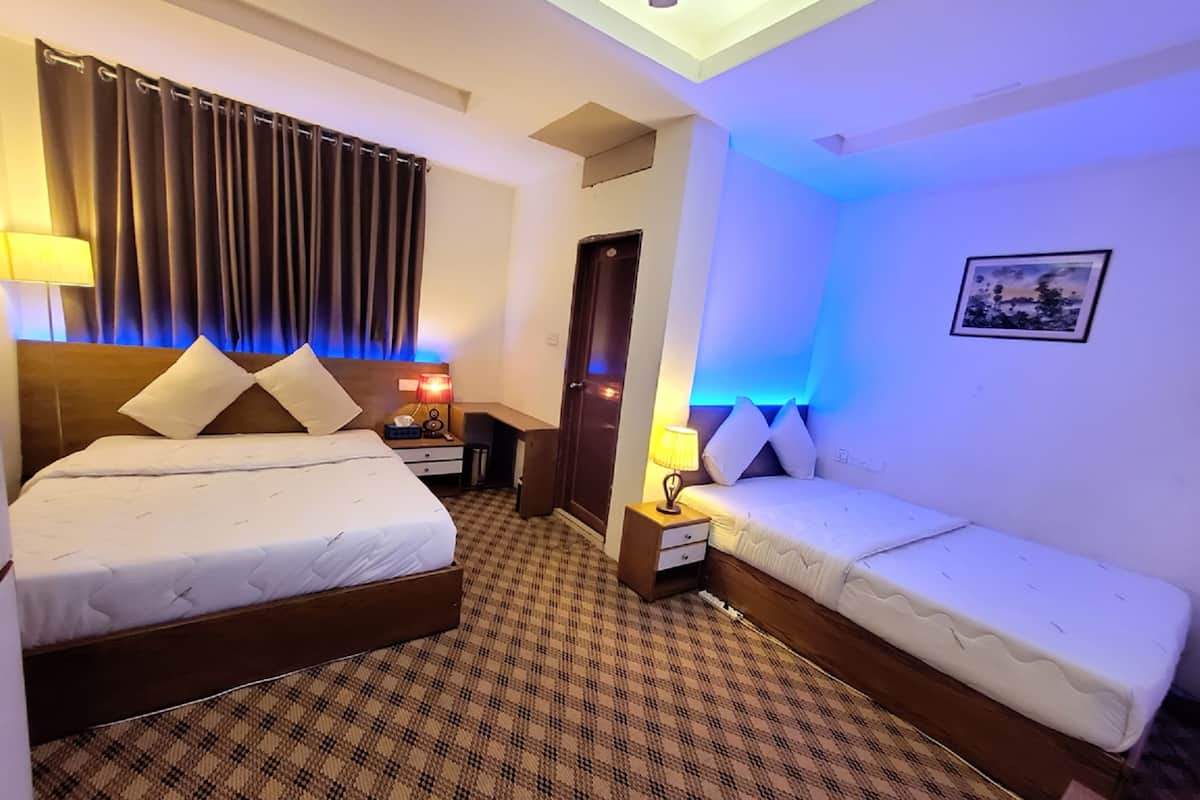 Quarto Duplo Premium | Edredões de penas, cofre no quarto, com mobília individualizada