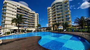 Piscina exterior, guarda-sóis, espreguiçadeiras 