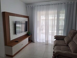 Apartamento Premium, acesso à piscina, vista para o jardim | Sala de estar | Smart TV de 40 de polegadas com canais por cabo, televisor, Netflix 