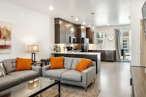 Casa geminada, 4 quartos | Área de estar | Smart TV
