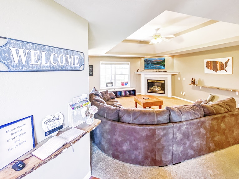 Moon Valley Retreat-family Gatherings-fooseball-cornhole-whirlpool Tub-fireplace - Ozark, MO