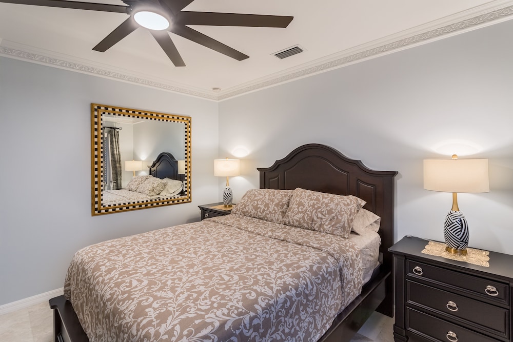 Luxurious Pool & Spa Getaway... Prime Location In Boynton Beach! - Boynton Beach
