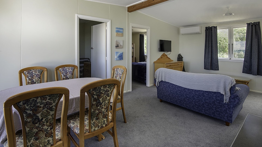 Escape To The Tranquil Helme Holiday Bottom Bach, Kiwi Charm On Beautiful Kina Peninsula - New Zealand