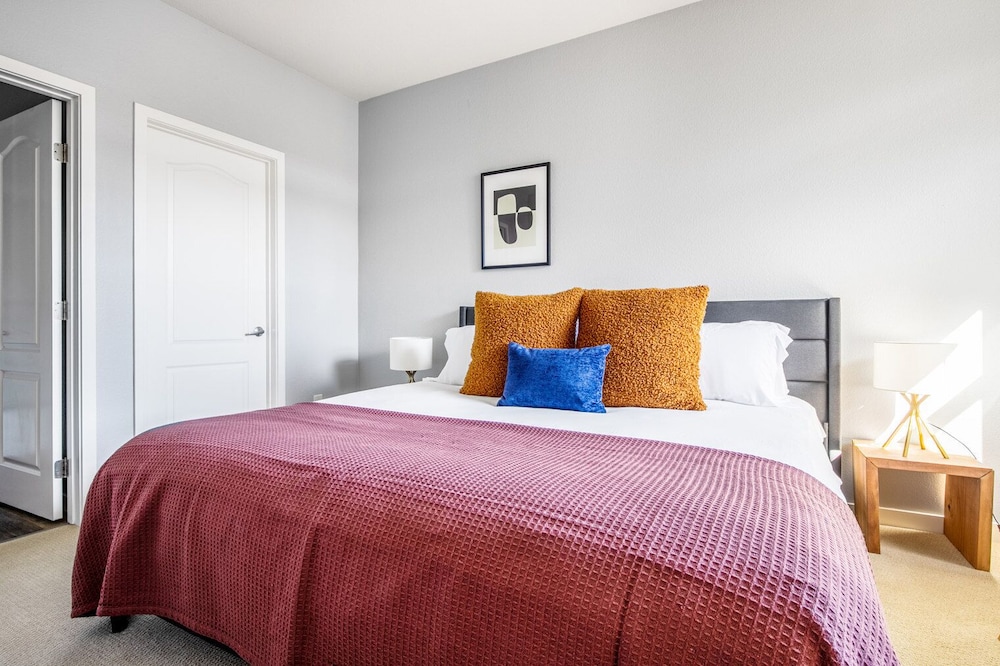 Premium Santa Clara 3br W/ Gym, Pool, 5 Min To Santana Row, By Blueground - Los Gatos, CA