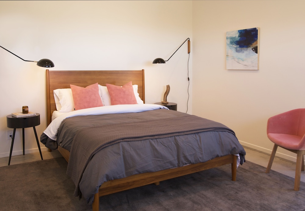 Spacious Modern Serene - Gorgeous Mountain Landscape Views - Joshua Tree, CA