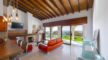 Villa, 3 quartos, fumadores, piscina privativa | Sala de estar | TV de ecrã plano, lareira