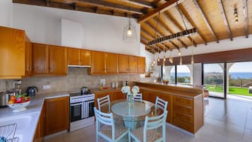 Villa, 3 quartos, fumadores, piscina privativa | Sala de estar | TV de ecrã plano, lareira