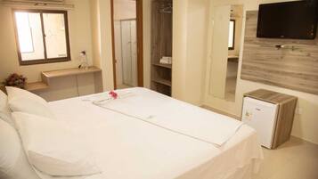 Frigobar, escrivaninha, Wi-Fi de cortesia, roupa de cama