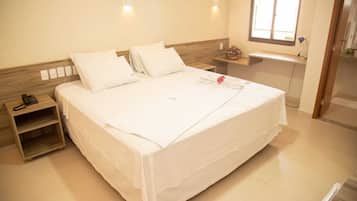 Quarto econômico | Frigobar, escrivaninha, Wi-Fi de cortesia, roupa de cama