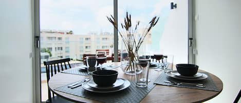 Apartamento Júnior | Cozinha privada | Uma chaleira elétrica