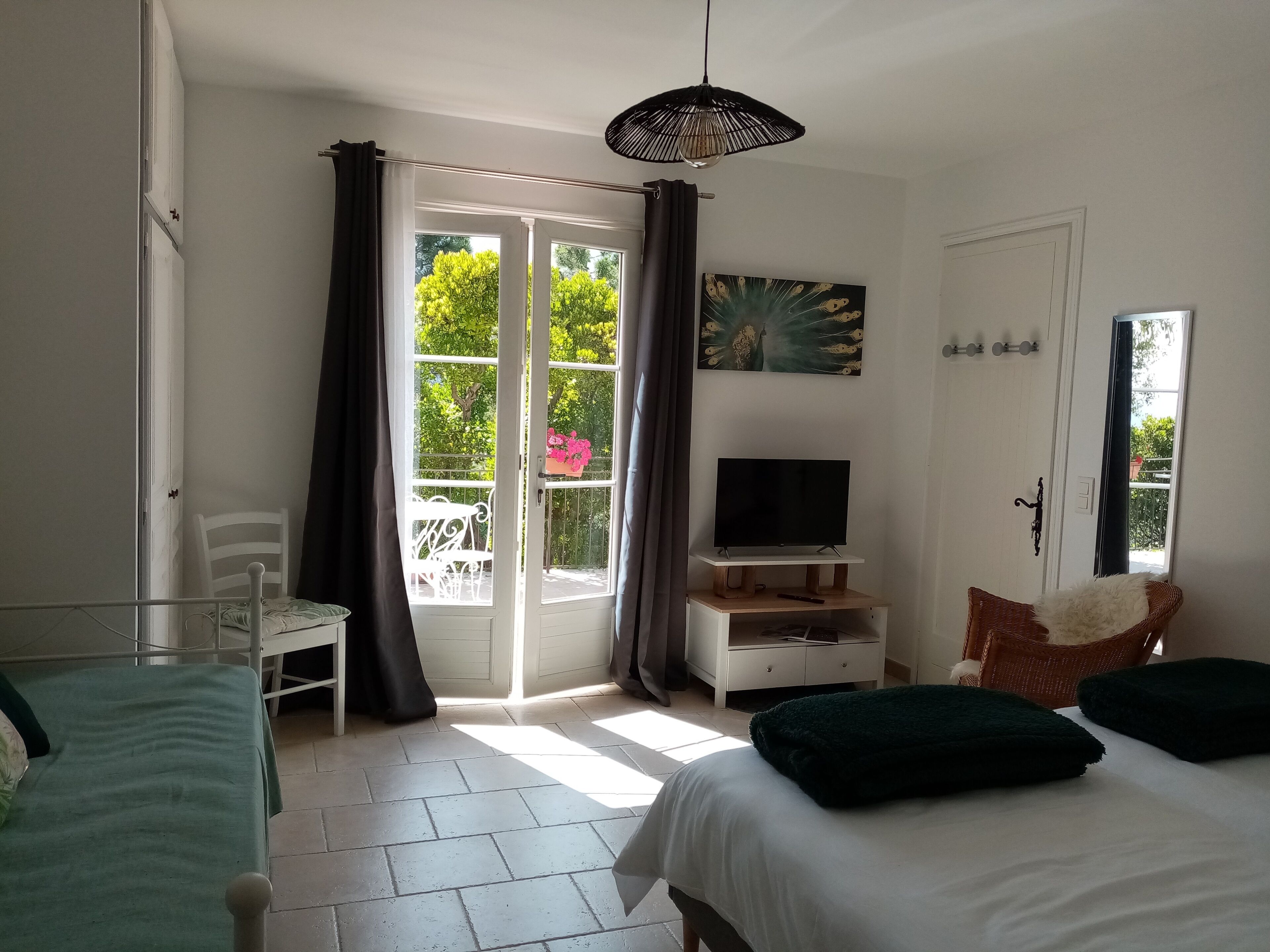 Vue éPoustouflante, Studio Au Bord De La Piscine Dans Un éCrin De Verdure. - Montauroux