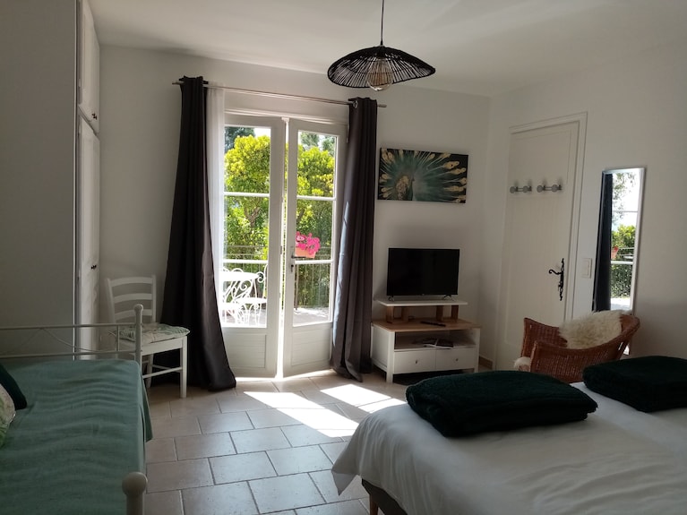 Vue éPoustouflante, Studio Au Bord De La Piscine Dans Un éCrin De Verdure - Montauroux