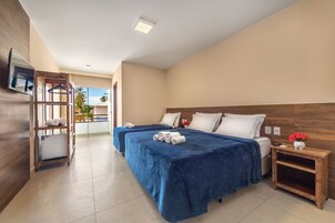 Frigobar, roupa de cama