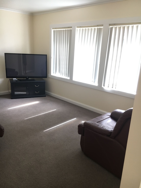 Entire House 3 Bedrooms, 5 Minute Walk To Town Centre And 1 Minute To Beach - Strahan