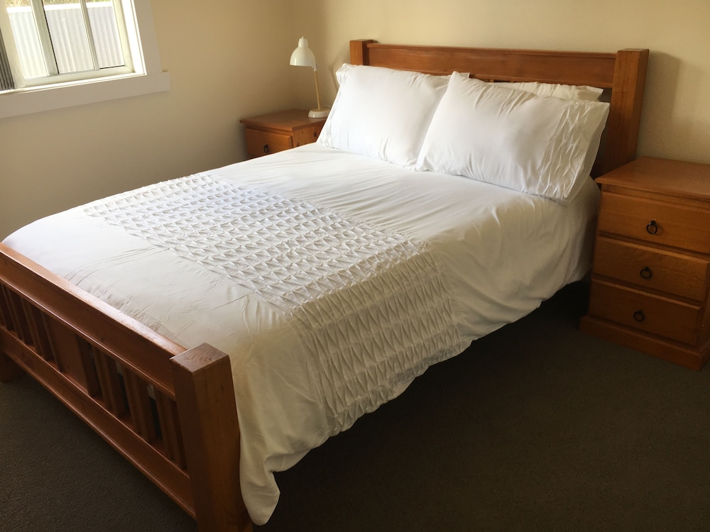 Entire House 3 Bedrooms, 5 Minute Walk To Town Centre And 1 Minute To Beach - Tasmania