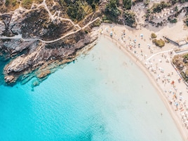 Praia particular, espreguiçadeiras, guarda-sóis, toalhas de praia