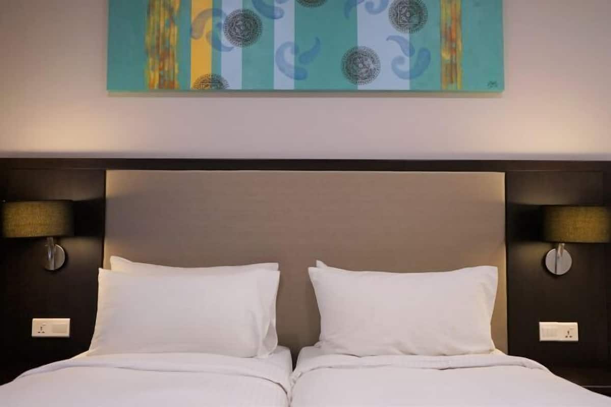 Cofres nos quartos, escrivaninha, cortinas blackout