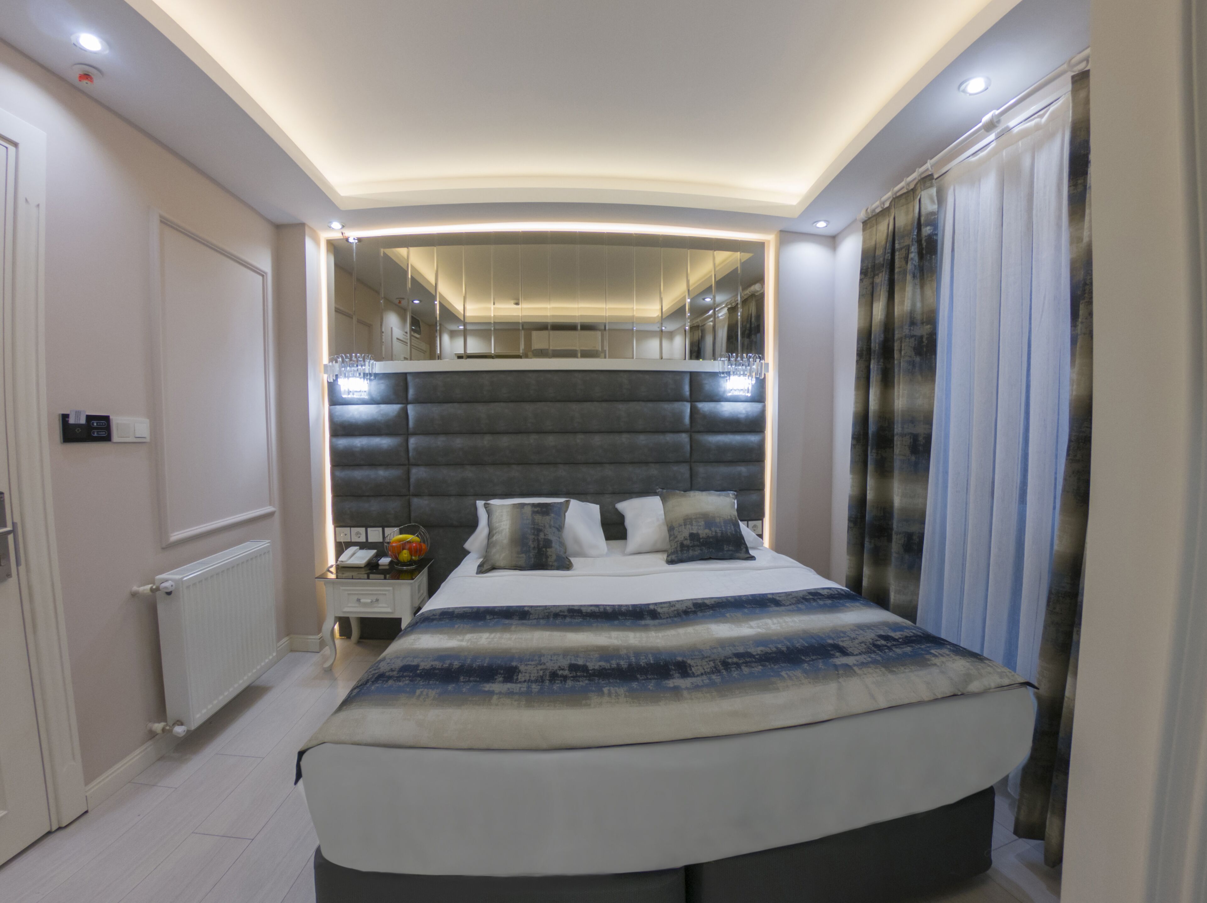 Roupa de alta qualidade, minibar, cofre no quarto, secretária 