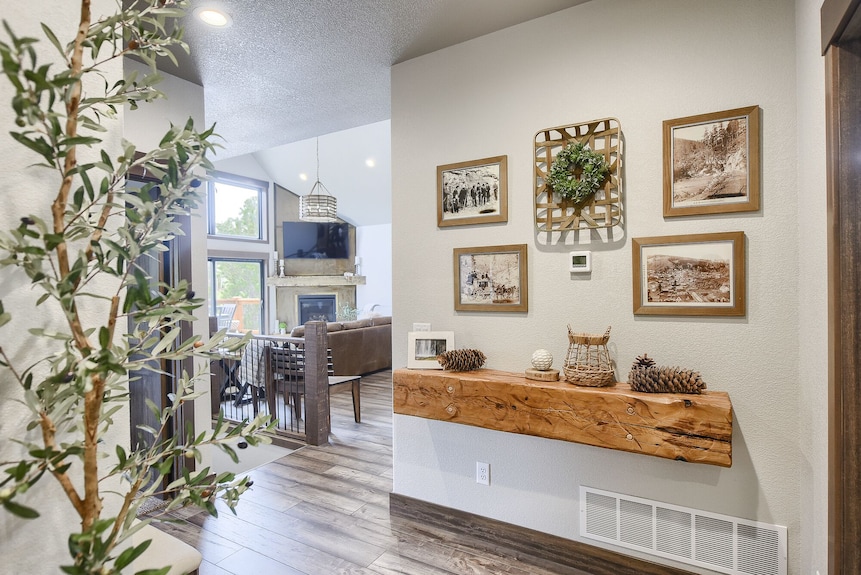 Stunning 3700+ Sq. Ft Lodge W/ Firepit, Hot Tub, Large Garage - Paved! - South Dakota