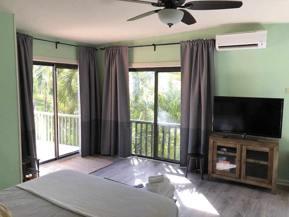 Darling Palms Tree House: Beachside Studio Oasis - Water Island