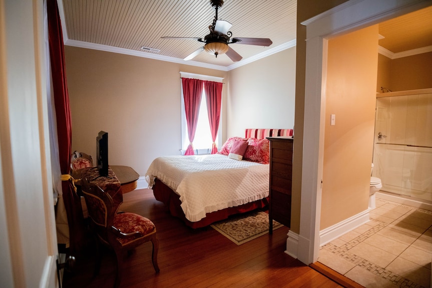 Cabernet Room - Old Vine Bed & Breakfast - Missouri