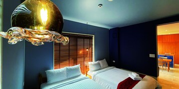 Quarto com uma cama grande, uma luminária pendente de vidro única e vista para uma sala de jantar.