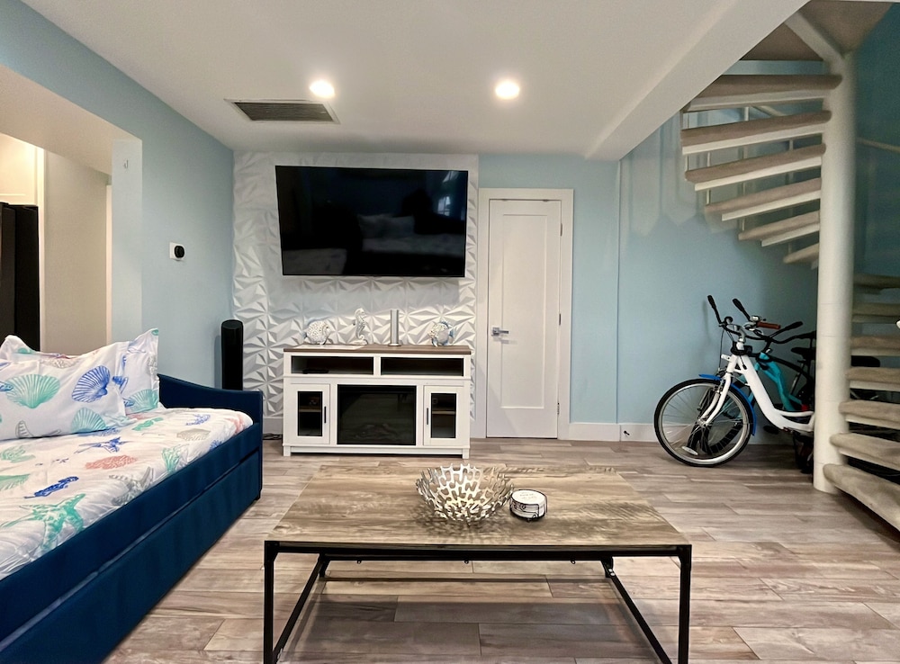 Luxurious Pompano Townhouse - Deerfield Beach, FL