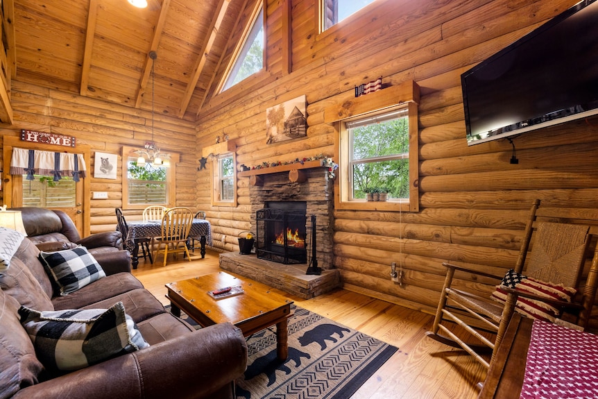 Log Cabin, Utk/neyland, Smokies, 16acres, Fp, Hottub, Arcade, Fishing, Golf,pets - Knoxville, TN