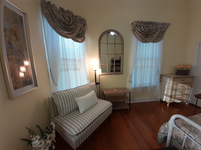 Nottingham Turret Rm W Queen Bed, Near Uvawise & Main St, Private Detached Bath - 버지니아