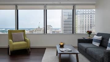 Apartamento (2 Bedrooms) | Área de estar | Smart TV 42 polegadas com canais digitais, TV