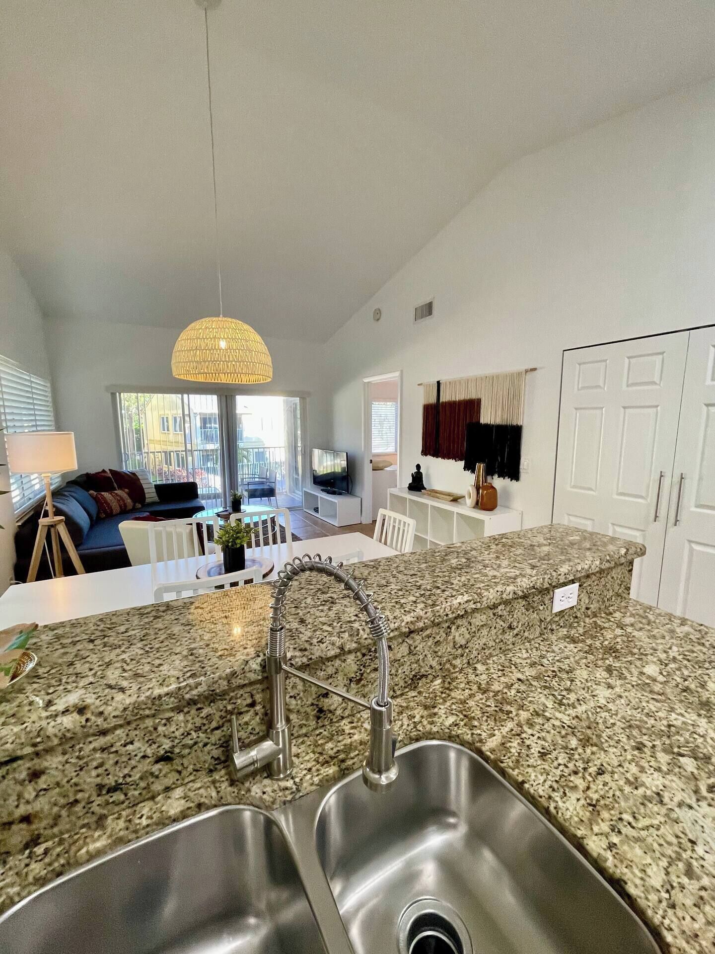 270c - Boca Retreat W/ Pool, Parking, Near Evert Tennis & Shops - Boca Raton, FL