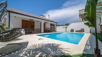 Piscina externa sazonal, espreguiçadeiras