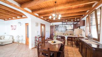 Vila conforto, 2 quartos | Cozinha privada | Geladeira grande, fogão, cooktop, talheres/pratos/utensílios de cozinha