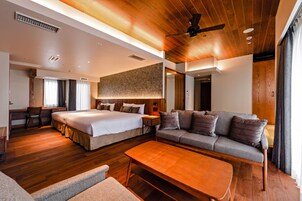 Suite-Estúdio de Luxo, não fumadores (Terrace Suite) | Cofre no quarto, cortinas/cortinados opacos, ferro/tábua de engomar 