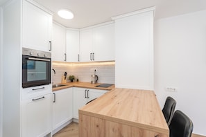 Apartamento | Cozinha privada | Um frigorífico, um forno, uma placa de cozinha 