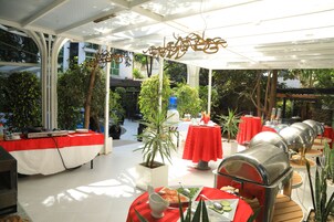 Pequeno-almoço tipo buffet diário (10 USD por pessoa) 