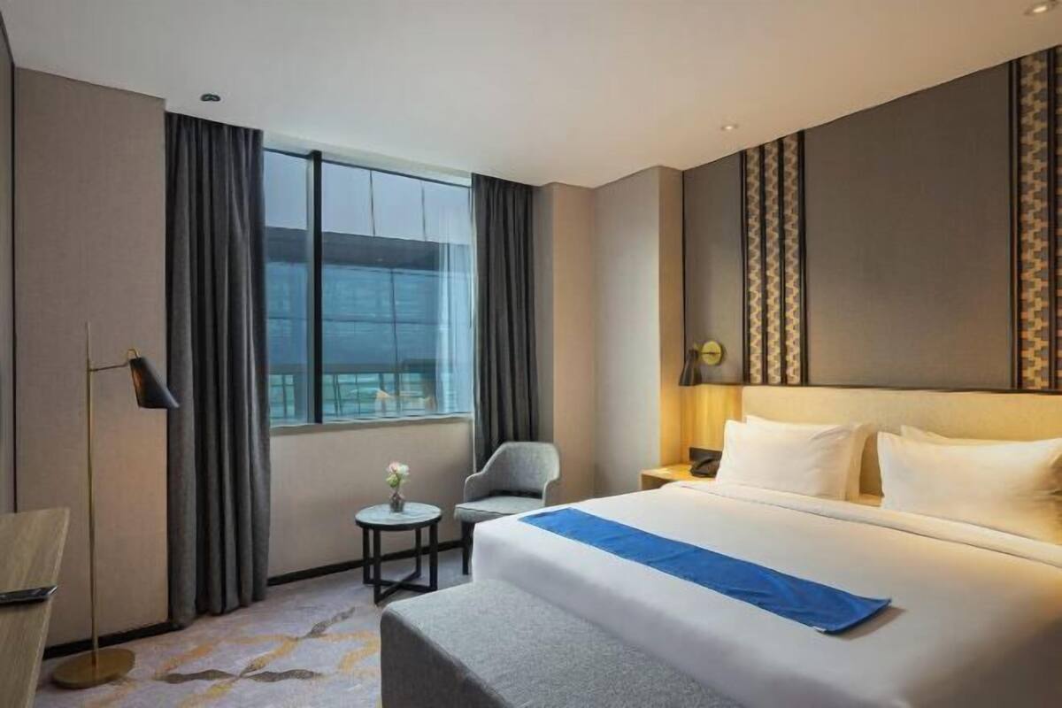 1 quarto, roupas de cama premium, frigobar, escrivaninha