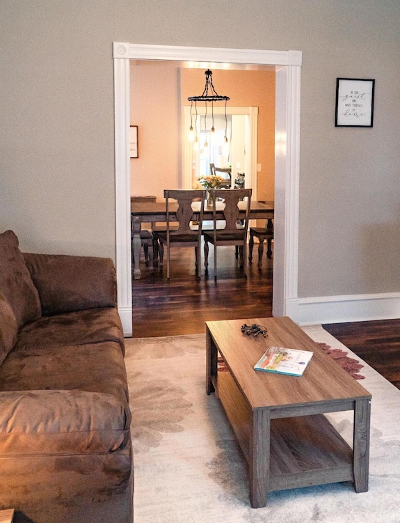 Modern Downtown Getaway W/ Yard & Grill - Saint-Louis, MO