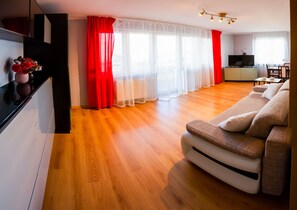 Apartamento Clássico | Sala de estar | TV de ecrã plano 