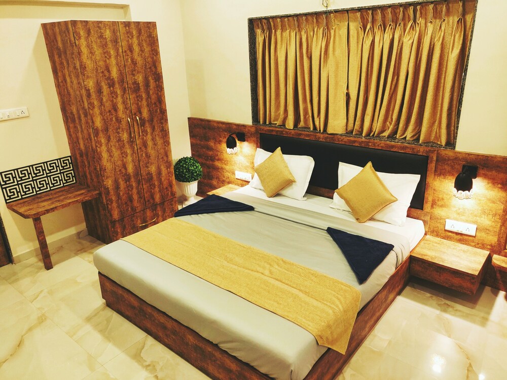 Blick Villa - With Private Pool & Vibrant Outdoors - Lonavla