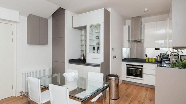 Contemporary 2 Bedroom/2 Bath Flat In Heart Of Edinburgh With City Views - Edinburgh Waverley station