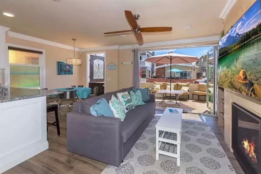 39th St Gorgeous Duplex - Steps To Sand - Huge Garage -Air Conditioning, Bikes! - Newport Beach, CA