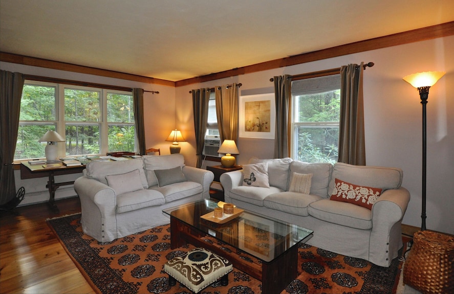 Large Cozy Sleeps 7 Main House + Opt. Apt 4 More (+Fee) Pool/pond! - Dutchess County, NY