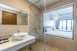 Quarto triplo executivo, vista para o mar | Banheiro | Chuveiro/banheira combinados, produtos de toalete de grife