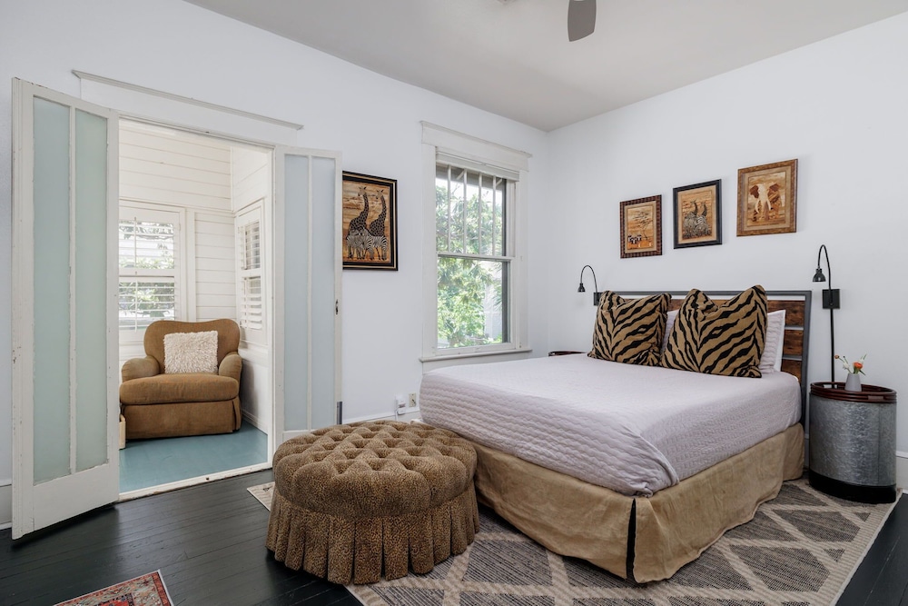Walk To 6th, Free Parking | The Porch By Portoro - Austin, TX